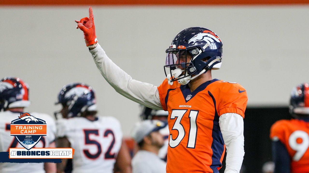 Highlights: Broncos take practice indoors on Day 10, bring the heat anyway