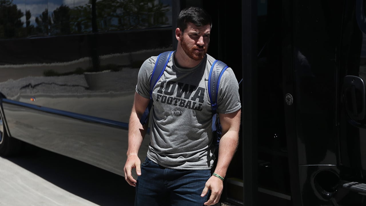 Jewell brings 'outlaw' approach to Broncos' rookie class