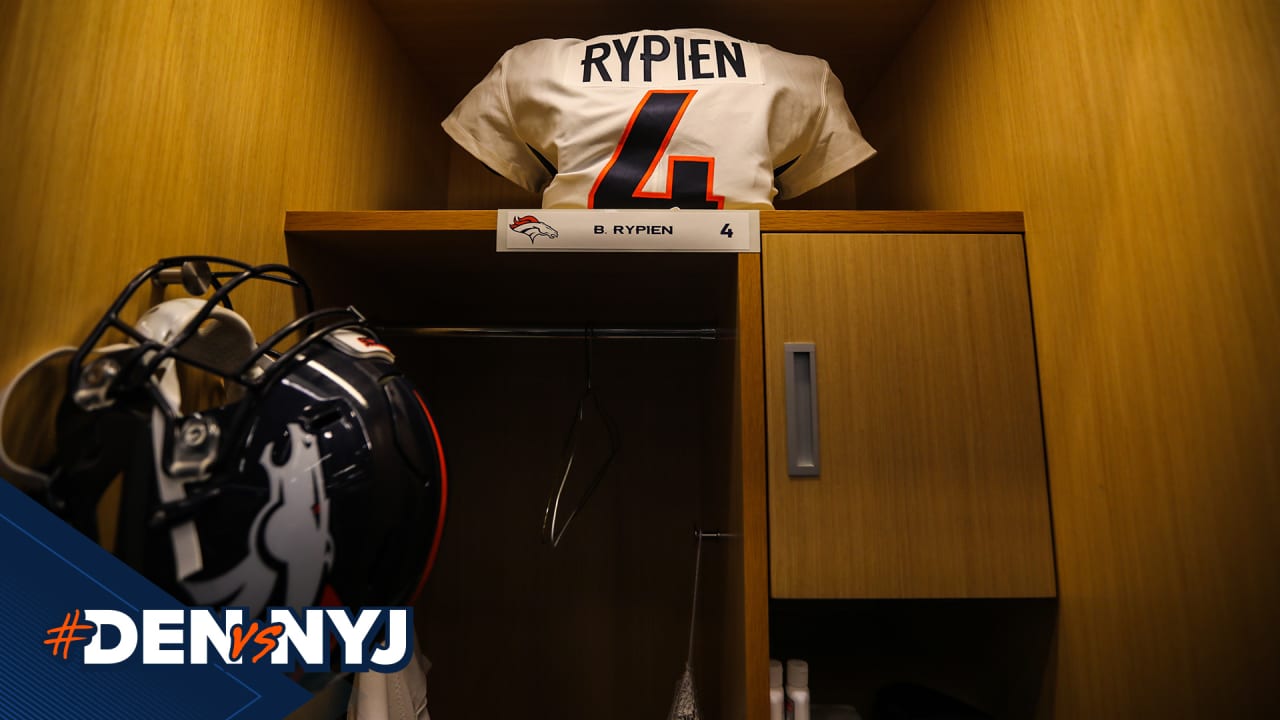 Inside the locker room: Broncos at Jets