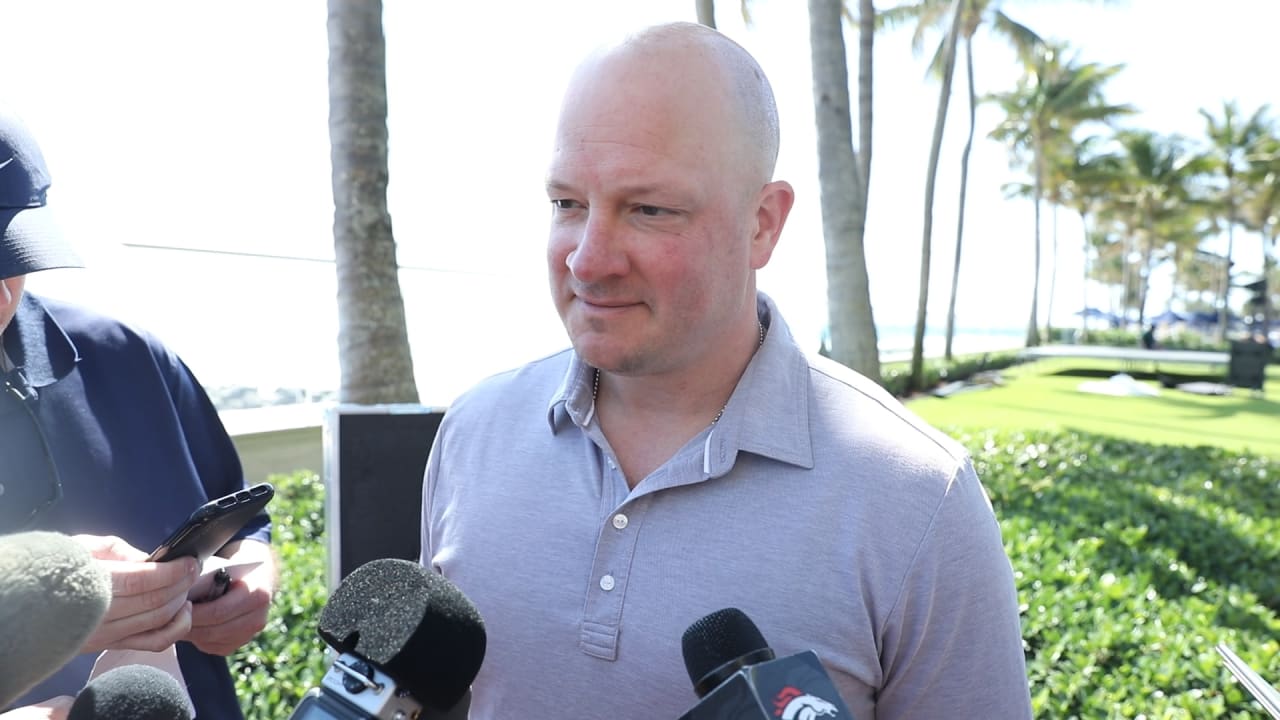 Hackett on game-day responsibilities: 'I'll be giving the plays to Russ'