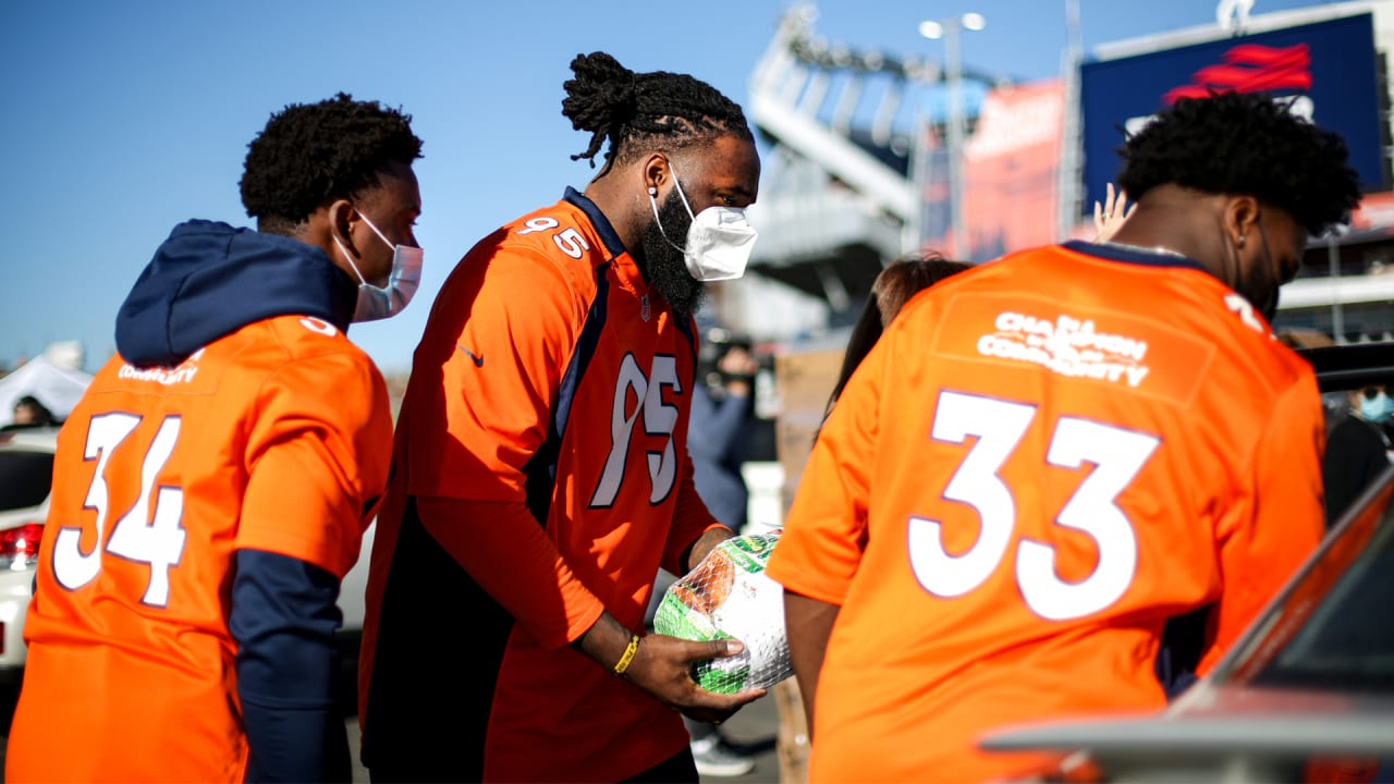 Photos: Broncos players help distribute Thanksgiving meals with Denver ...