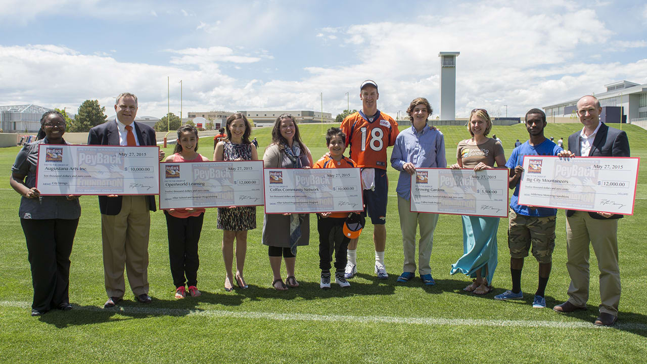 Manning interacts with PeyBack grant recipients