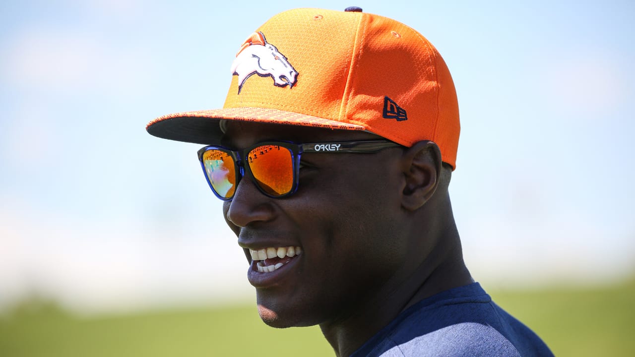 DeMarcus Ware returns to Broncos practice to offer pass-rush tips