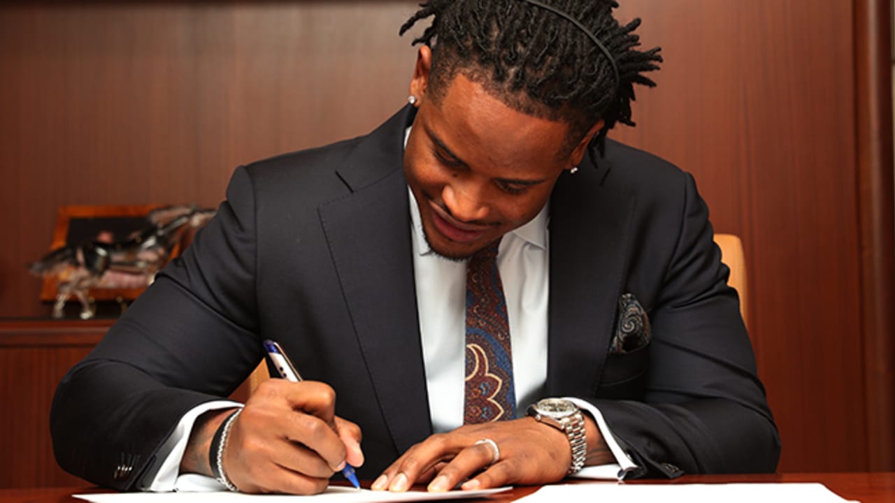 Davis stays 'home,' says defense can be great