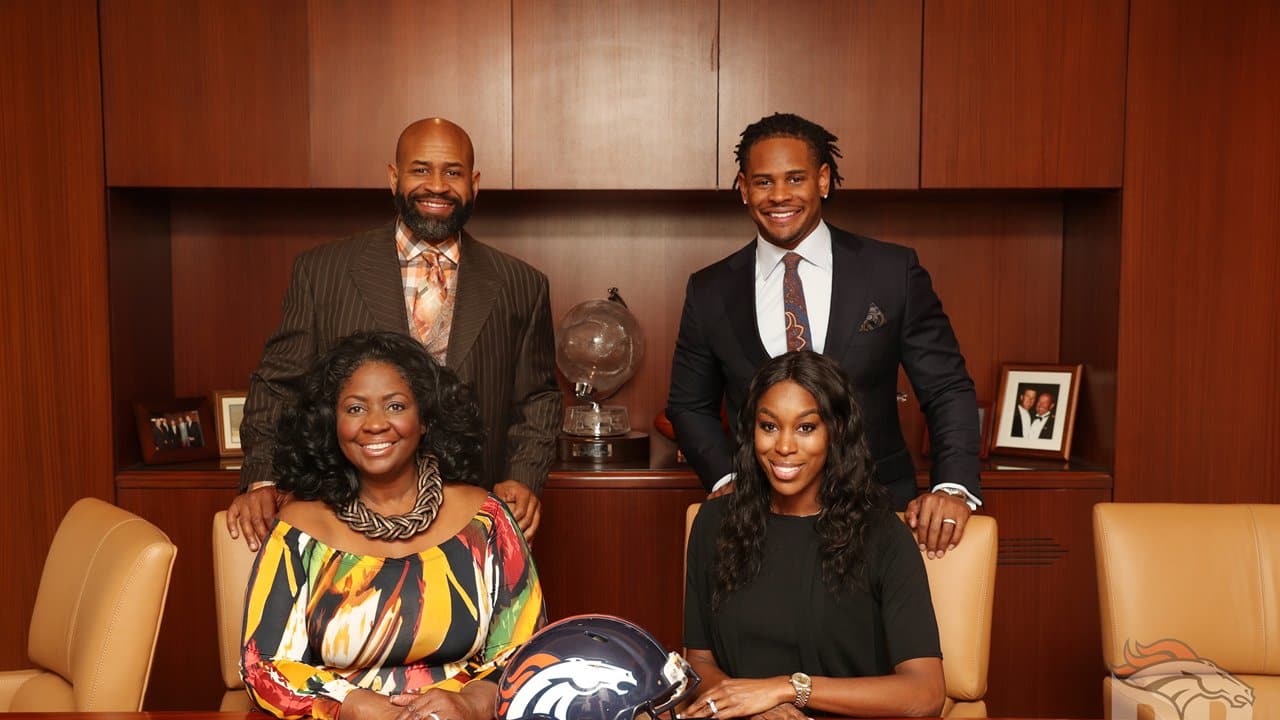 Todd Davis returns to sign new contract