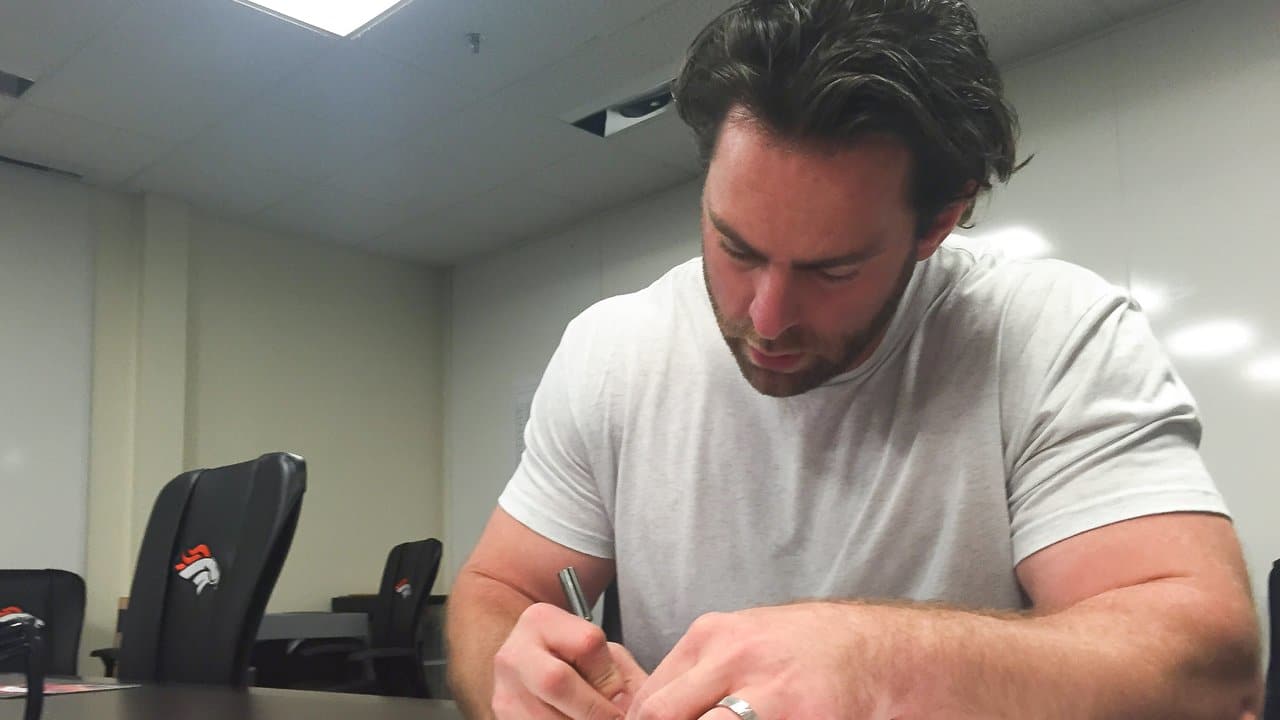 Evan Mathis is officially a Bronco