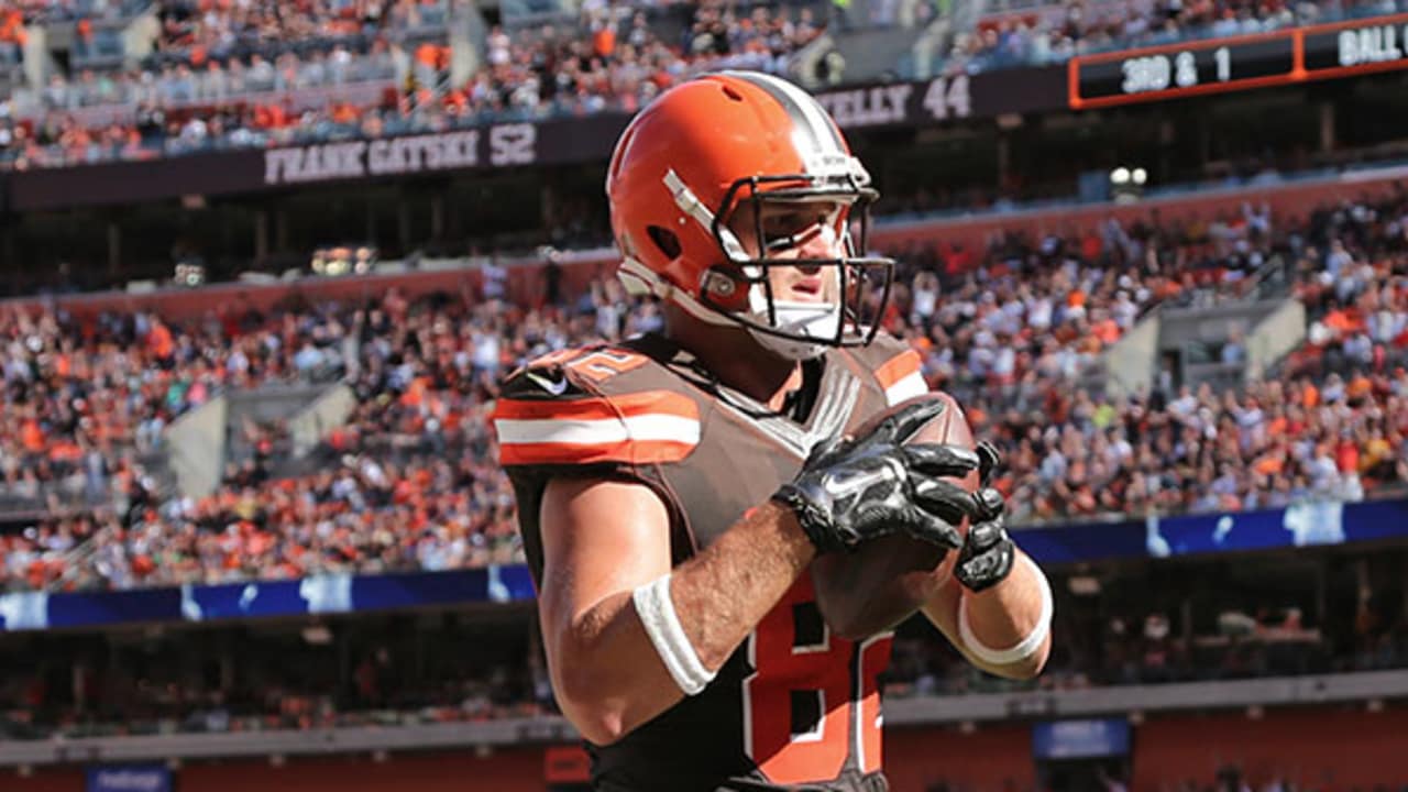 Game at a Glance infographic: Browns vs. Raiders