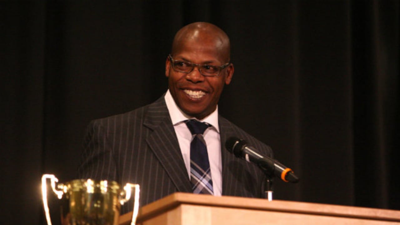 Browns' Kevin Mack honored with Dino Lucarelli Lifetime Achievement Award