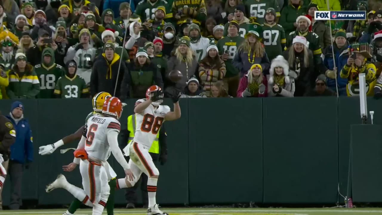 Baker Mayfield rolls out to find Harrison Bryant for play-action TD