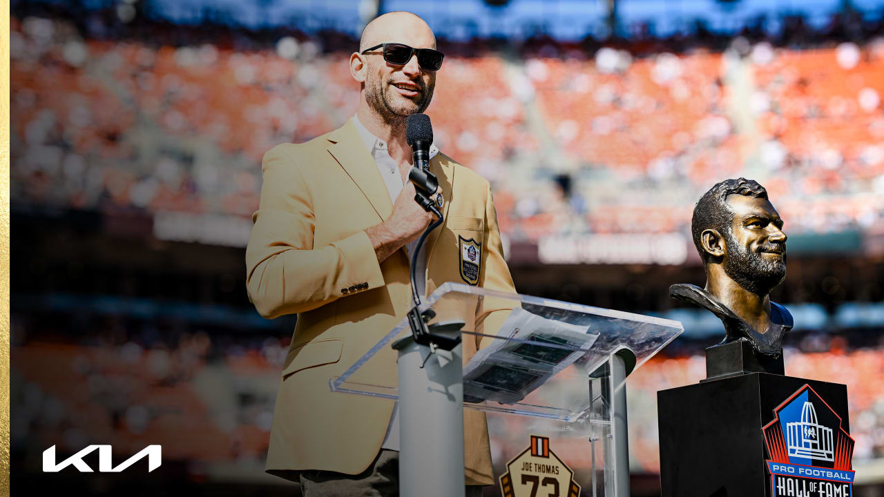 Joe Thomas receives Ring of Excellence during halftime of Ravens vs. Browns