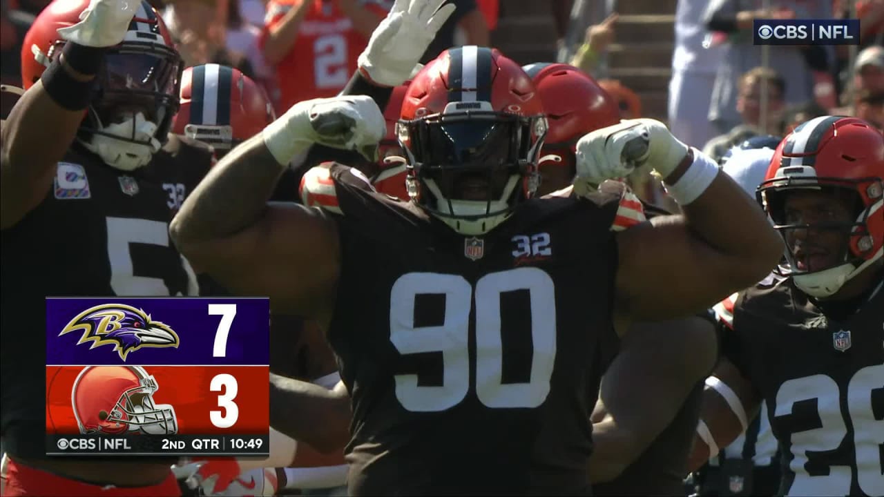 Browns take advantage of Lamar Jackson's mishandled handoff wtih fumble ...