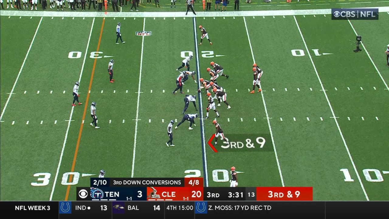 Kareem Hunt converts 3rd-and-long on a HB screen