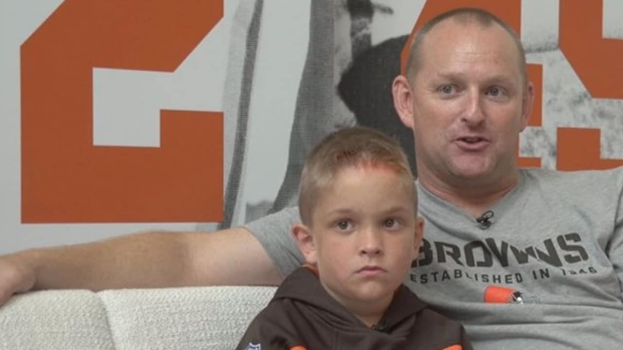 Fans Get To Eat Lunch With The Offensive Line