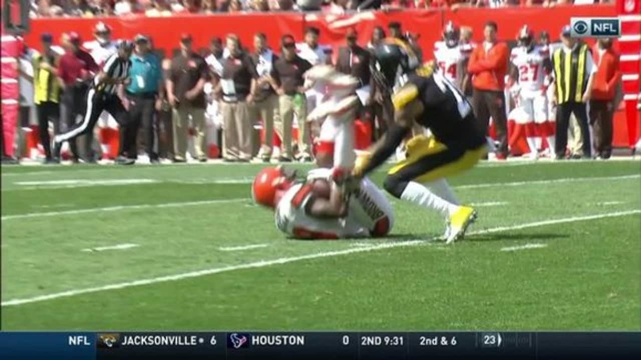 Cleveland Browns quarterback DeShone Kizer throws a dart to Corey ...