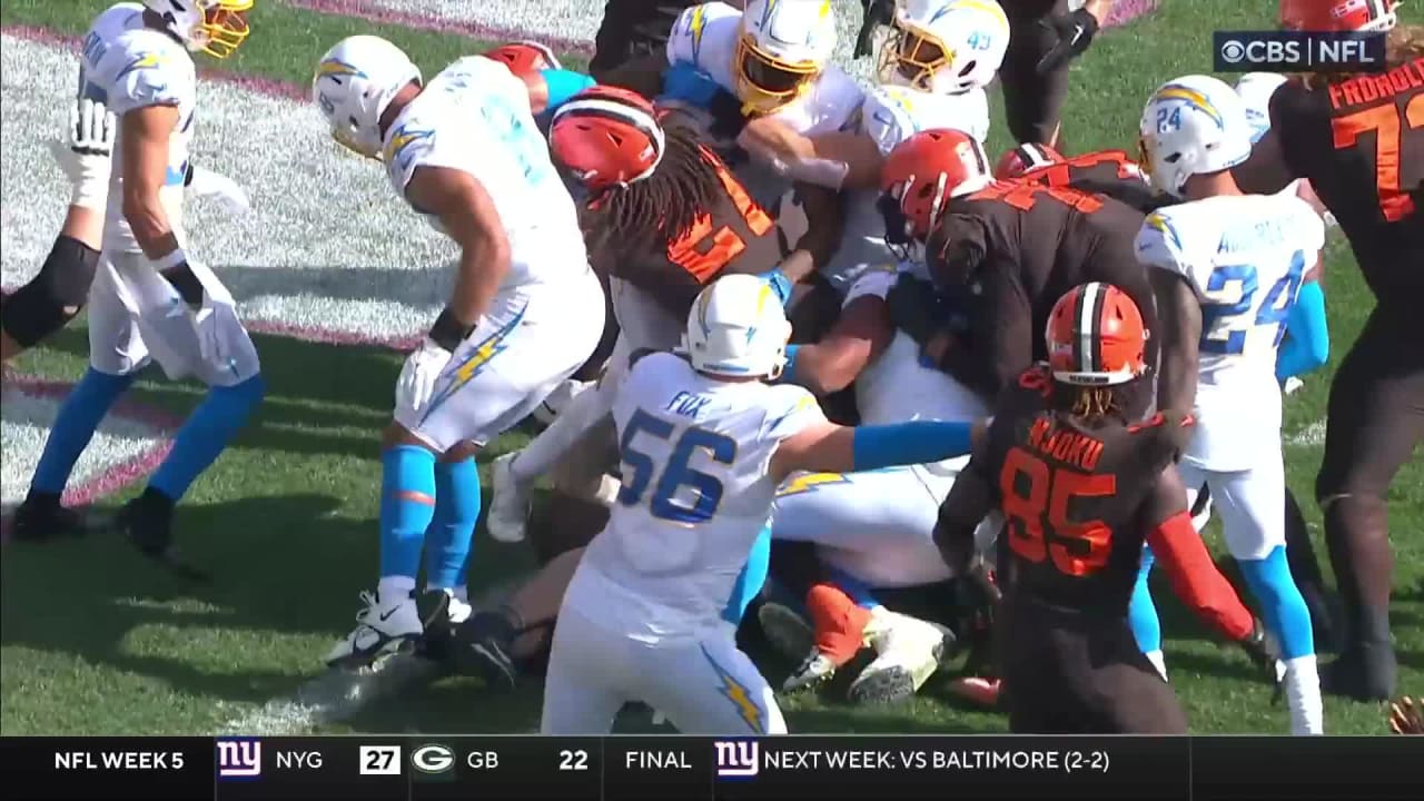 Kareem Hunt's crowd-surfing leap results in lead-changing TD