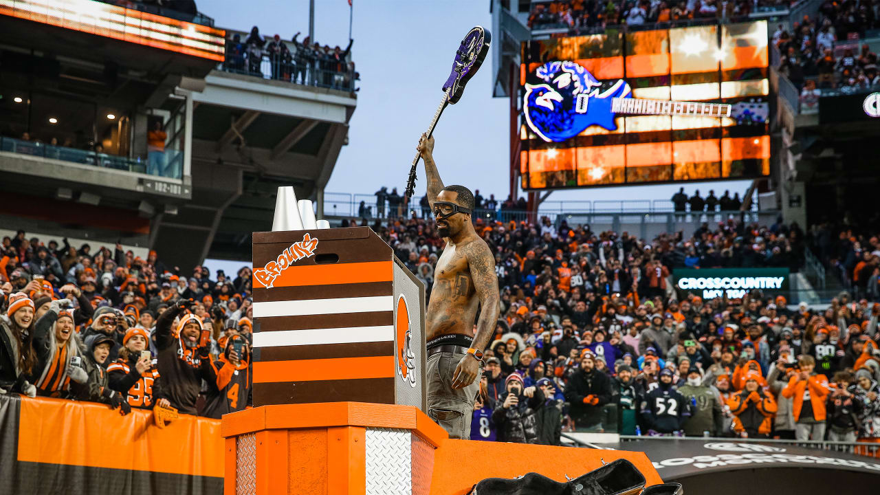 J.R. Smith fires up FirstEnergy Stadium crowd with guitar smash