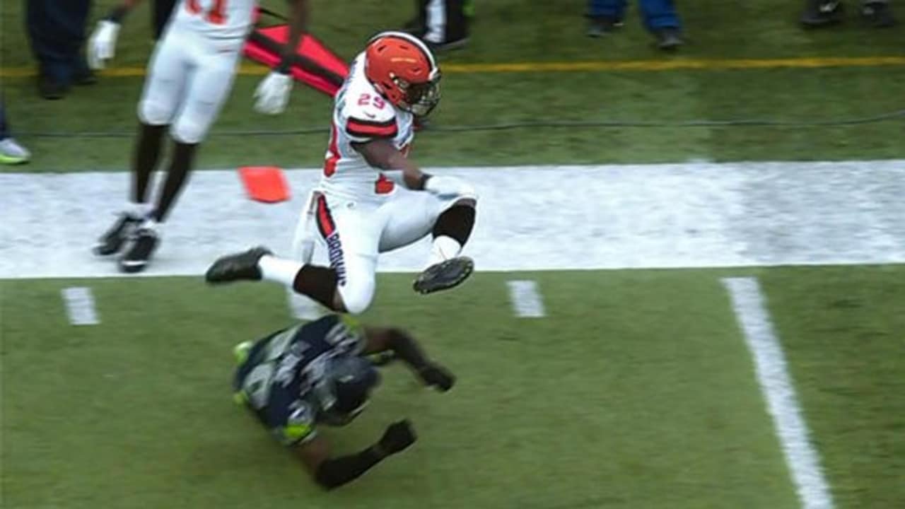 Duke Johnson Jr. hurdles over defender, gains 22 yards