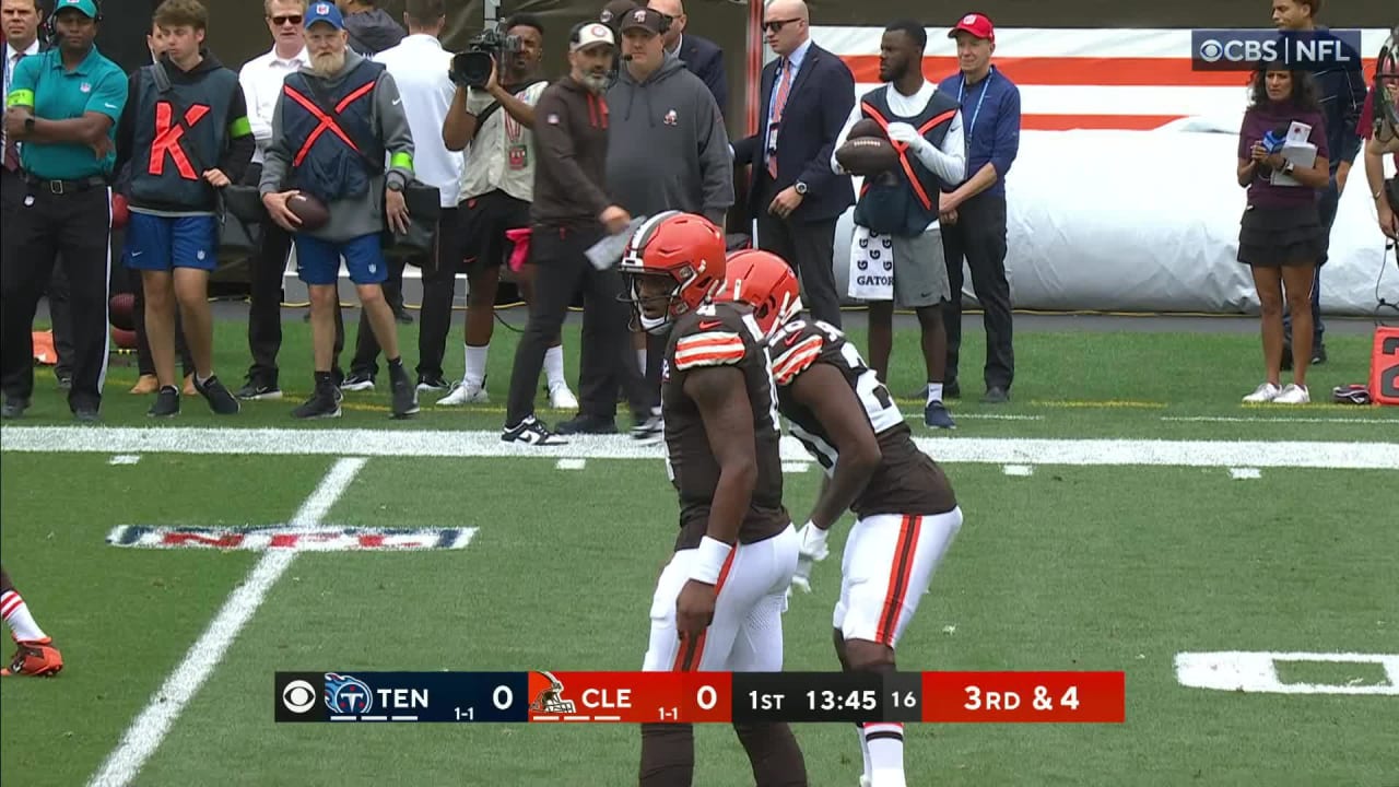 Deshaun Watson escapes major pressure and completes third-down pass to ...