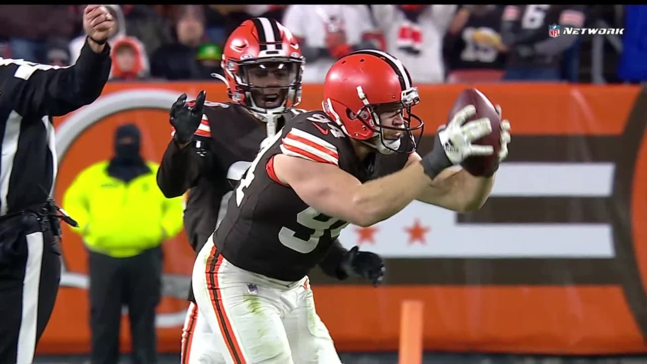 Porter Gustin emerges from pile with Derek Carr's costly fumble