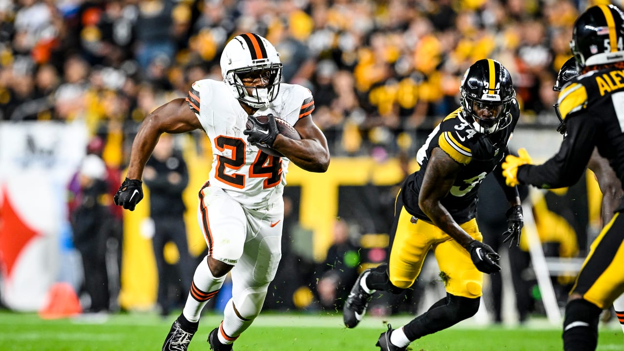 RB Nick Chubb suffers knee injury vs. Steelers