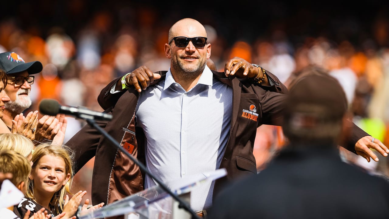 Browns induct Joe Thomas, Darrel ‘Pete’ Brewster into Legends program