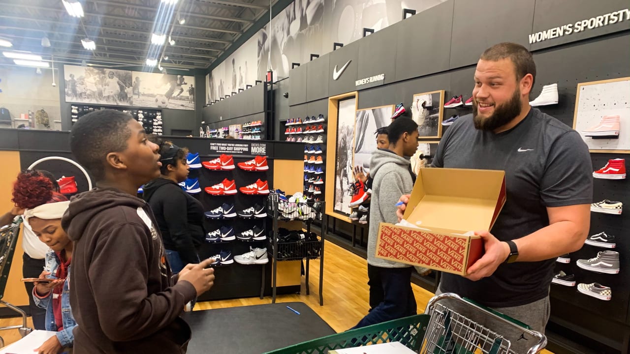 Joel Bitonio Hosts Annual Shop with a Pro event with ’10 Days of Giving ...