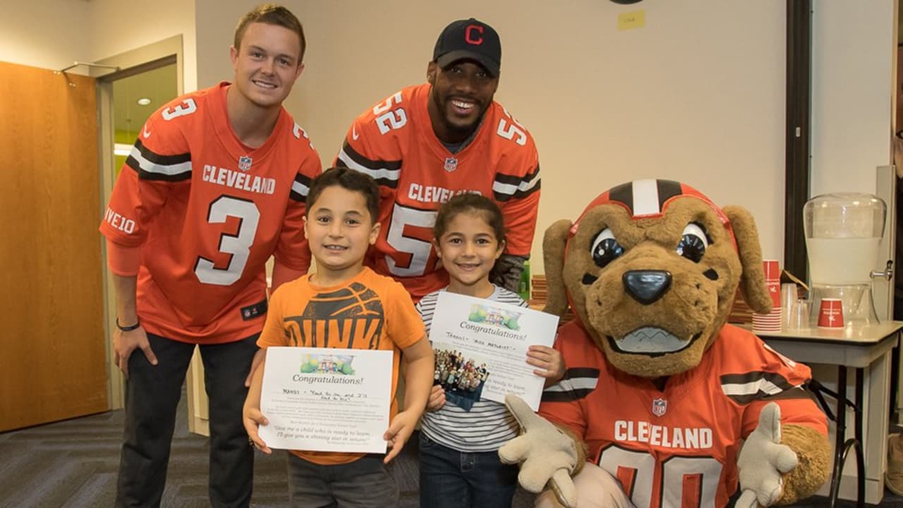 Photos: Browns Visit Kindergarten Club