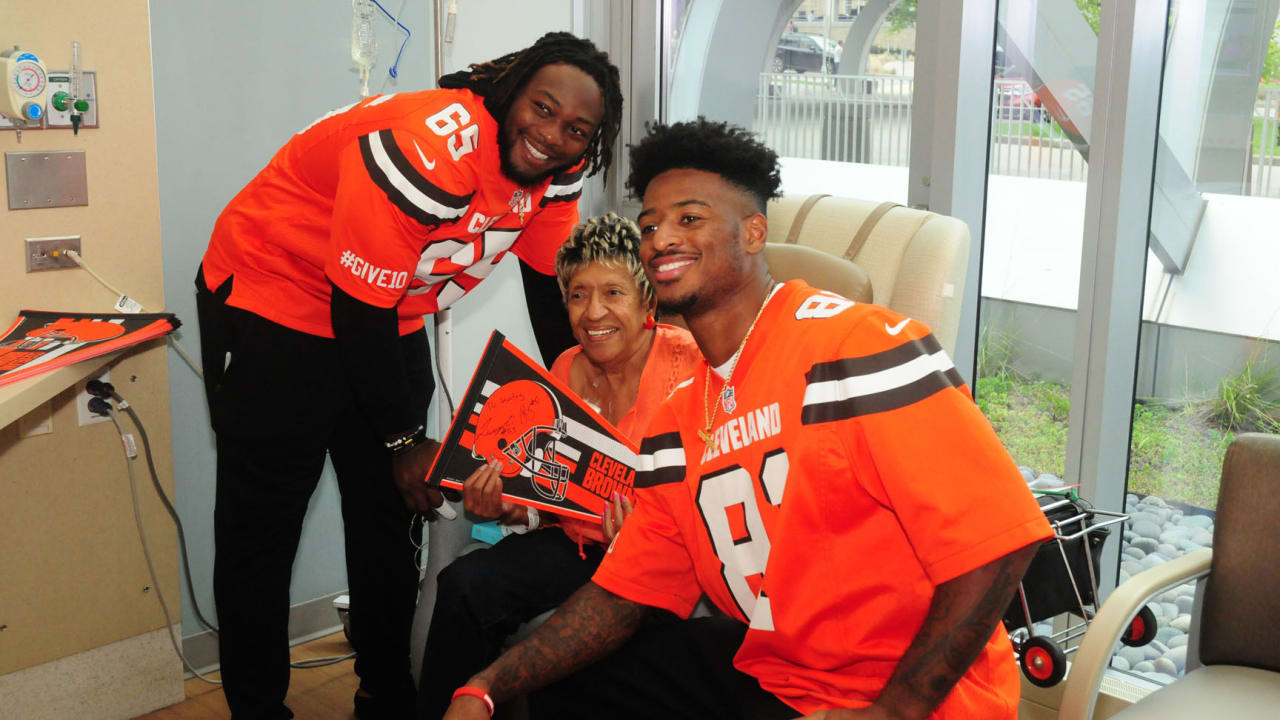 Photos: Browns visit with patients fighting cancer