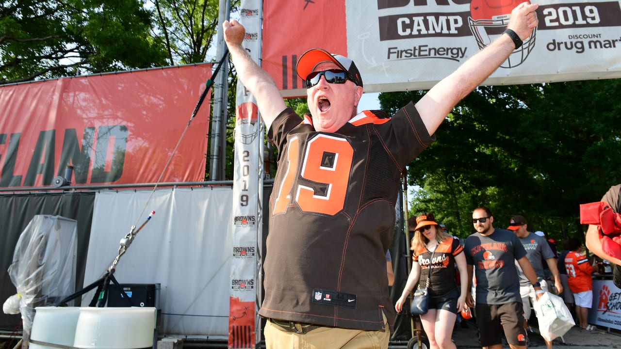 Browns fans welcome start of training camp with a packed 1st practice