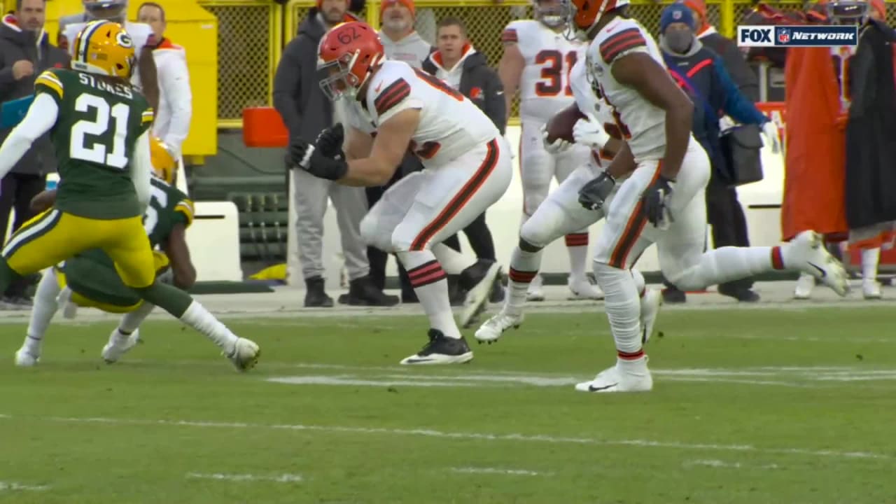 Nick Chubb churns feet for physical 40-yard catch and run
