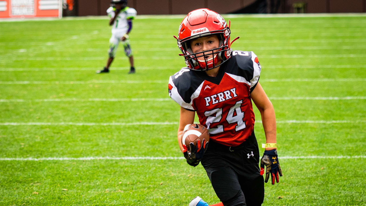 Photos: Rookie Tackle Browns vs. Eagles Halftime
