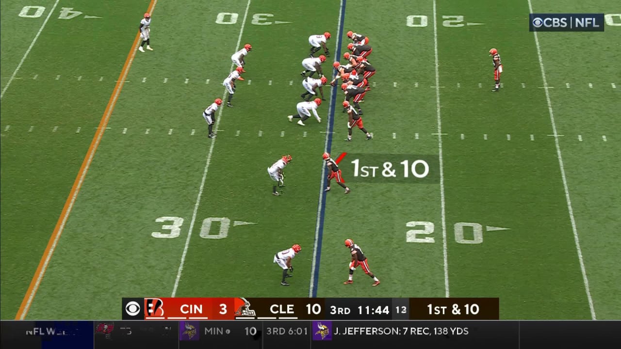 Watson finds Elijah Moore wide open for 33-yard gain