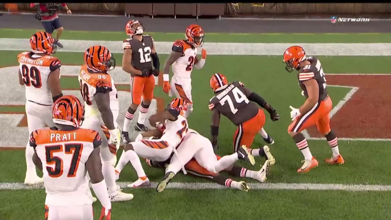 Nick Chubb muscles through barrage of defenders on physical TD run