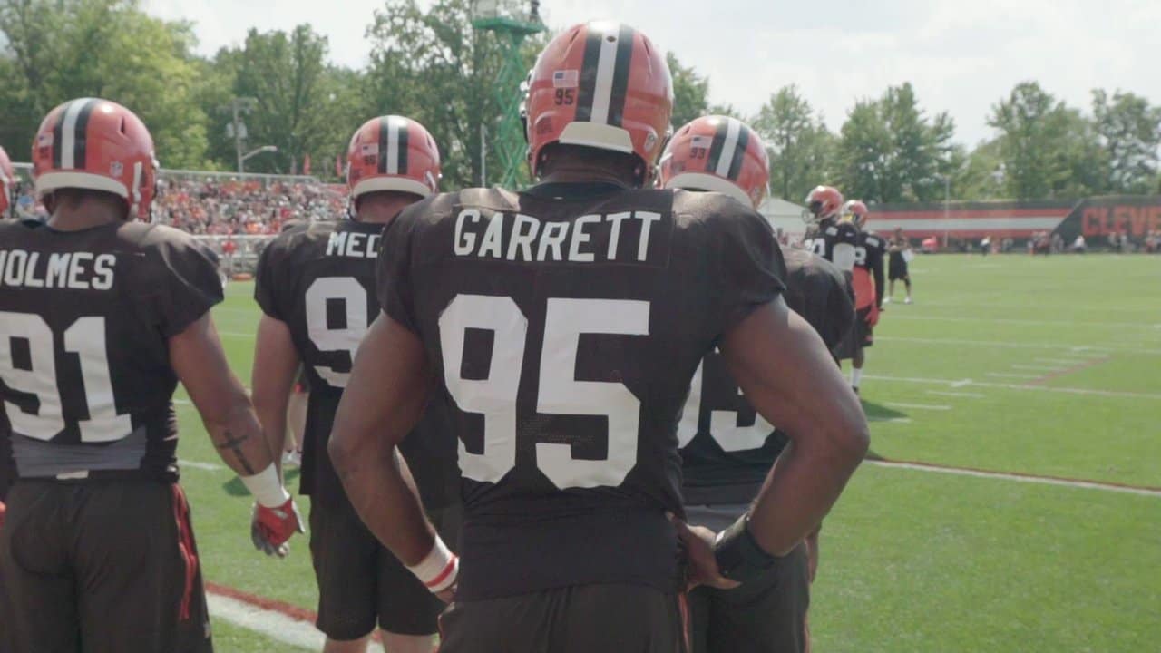 Browns Huddle: Bruce Smith visits practice