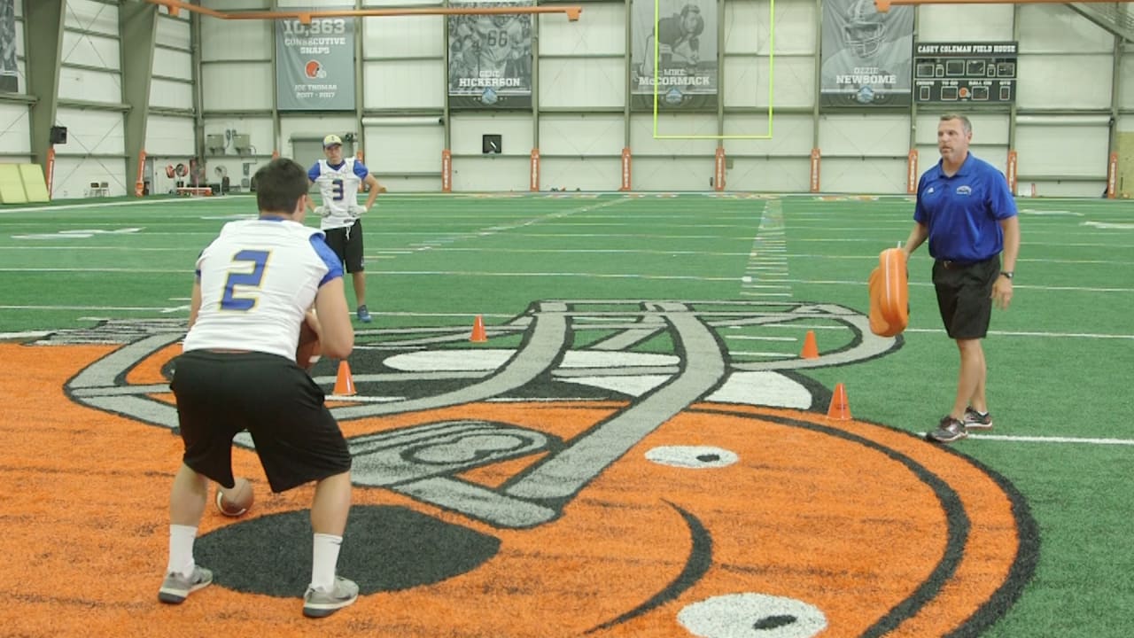 Keeping quarterbacks' eyes downfield: PlayFootball Tip of the Week