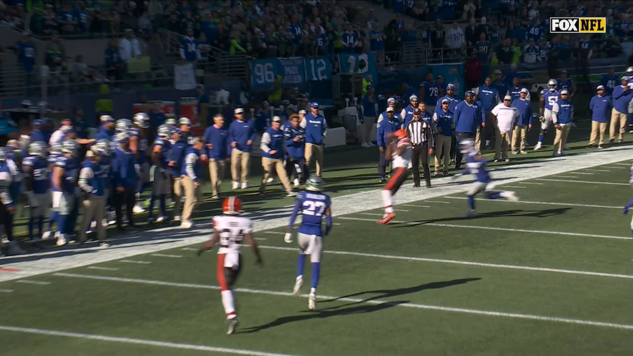 Walker lofts 22-yard pass to toe-tapping Cooper