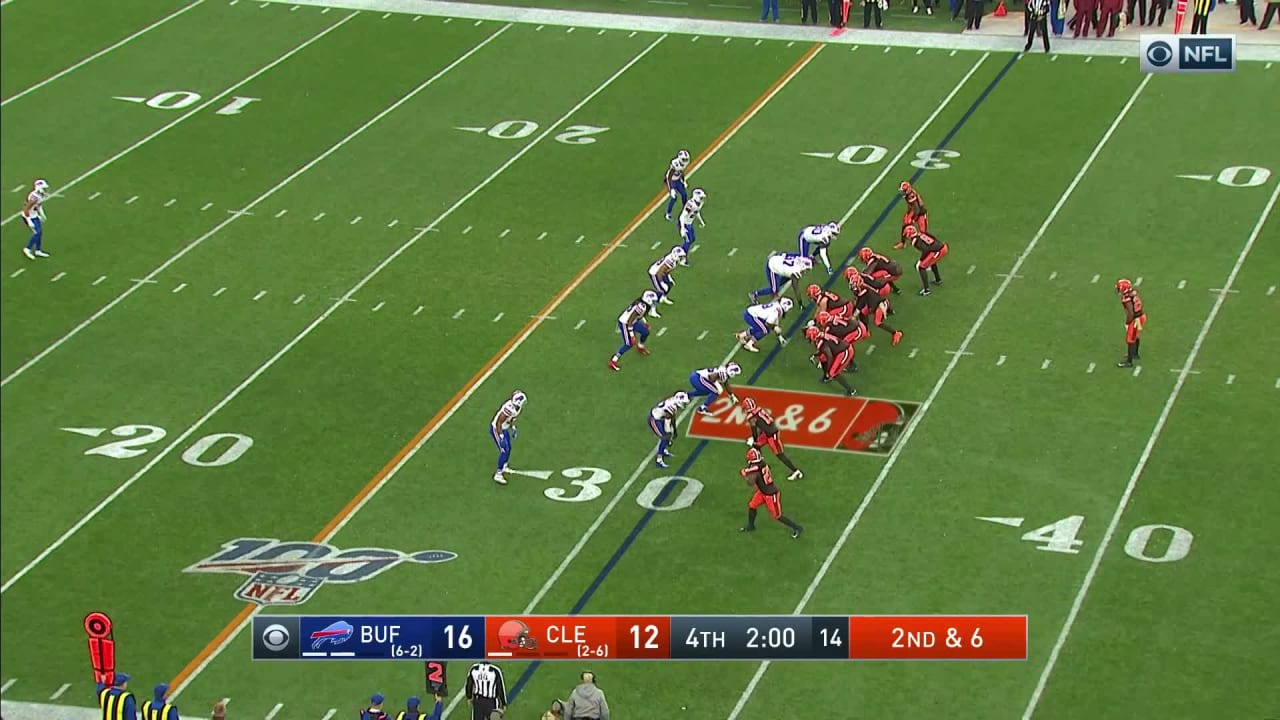 Landry looks like baseball outfielder tracking over-the-shoulder lob ...