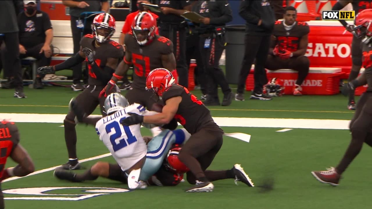 Ezekiel Elliott fumbles, Vincent Taylor recovers