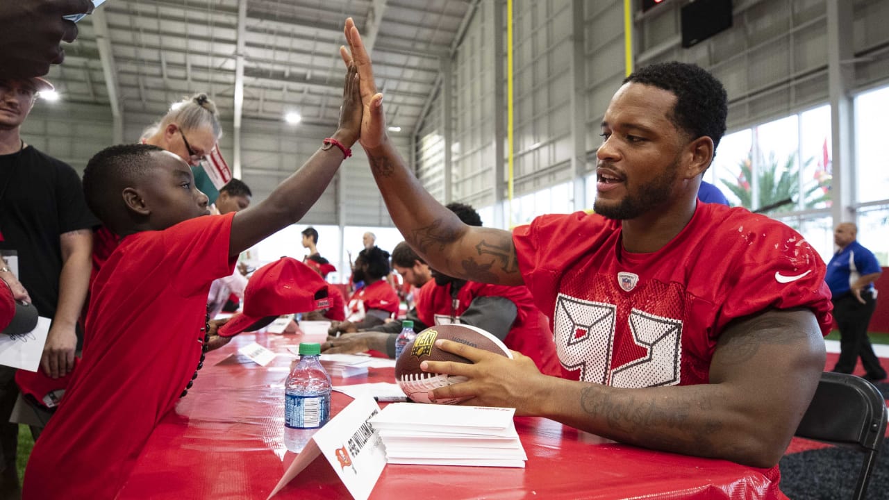 Buccaneers Hold Autograph Session for Fans