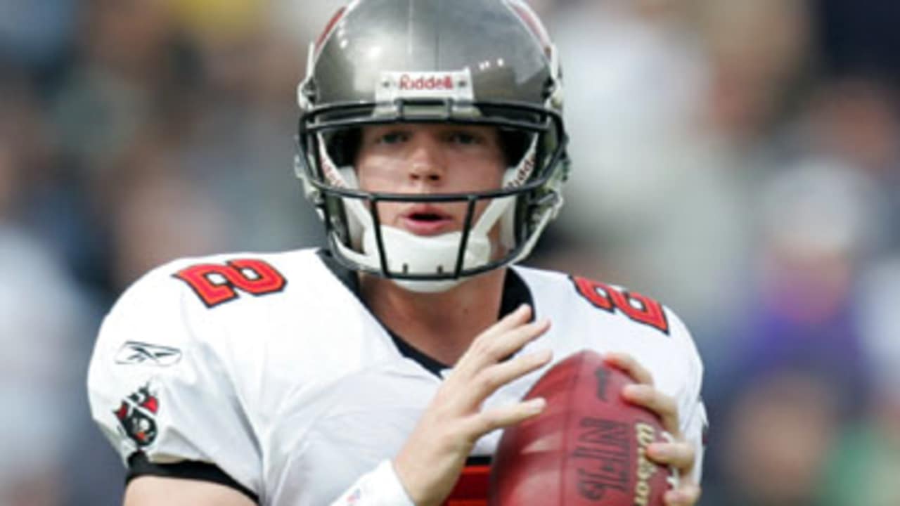 Simms Skips Free Agency, Re-Signs with Bucs