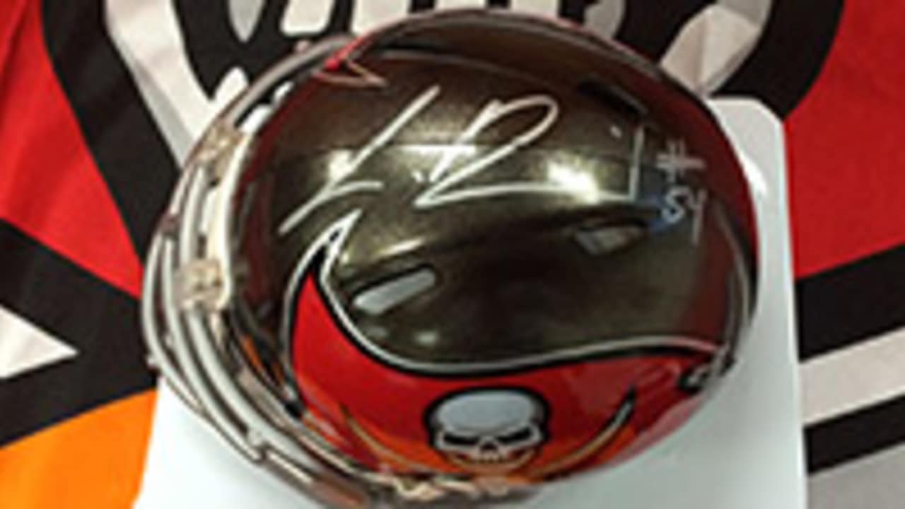 Lavonte David Signed Mini Helmet Sweeps