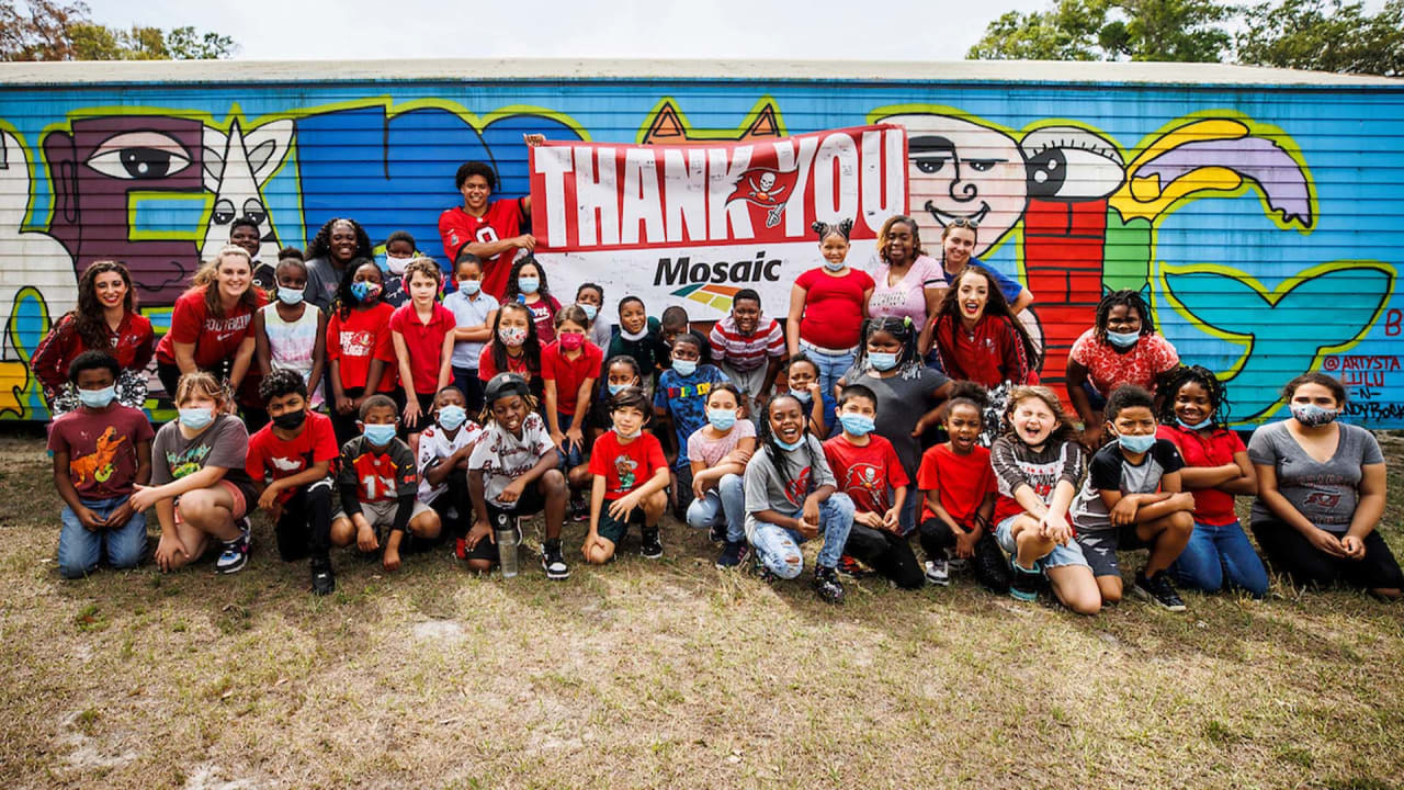 Bucs, Mosaic & Feeding Tampa Bay Host Field Day at Broward Elementary ...