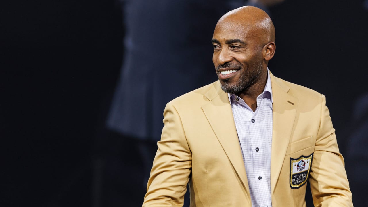 Tampa Bay Buccaneers DB Rondé Barber Puts Pro Football HOF on Gold Jacket