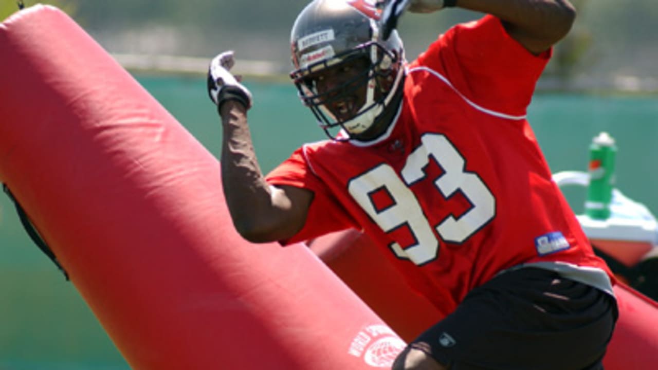 Bucs Promote DE Bennett