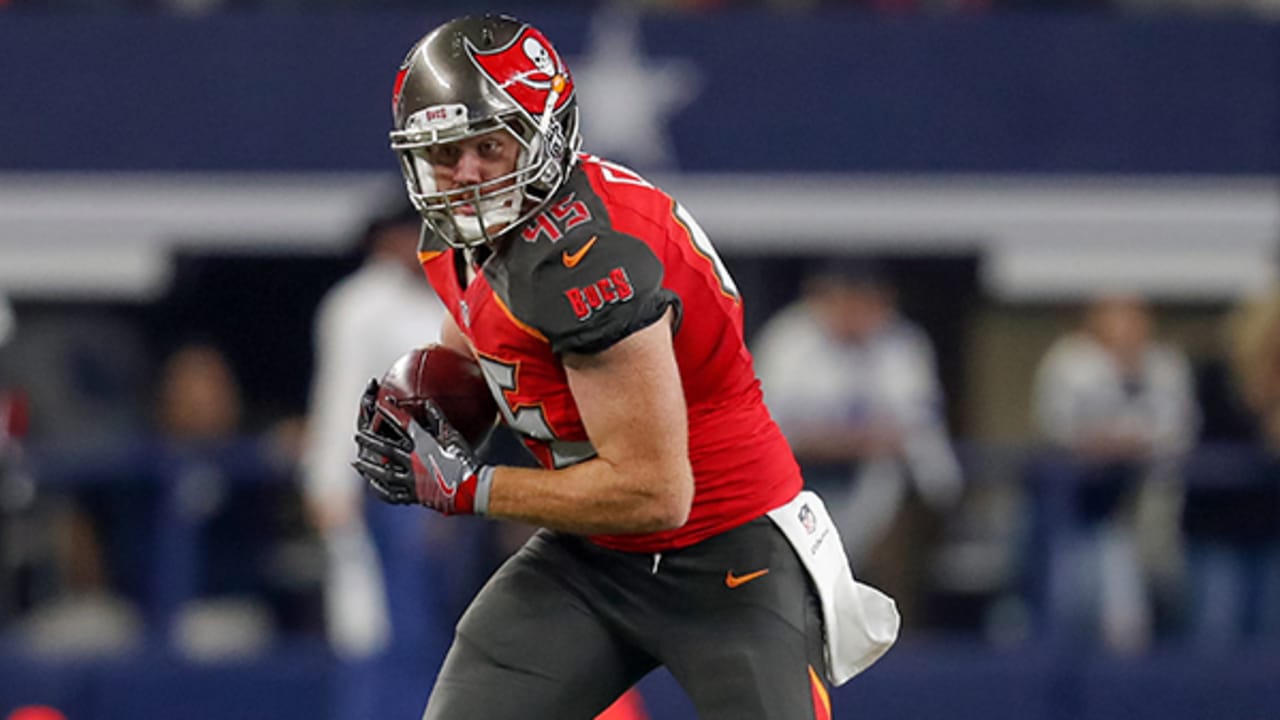 Buccaneers Bring Alan Cross Back