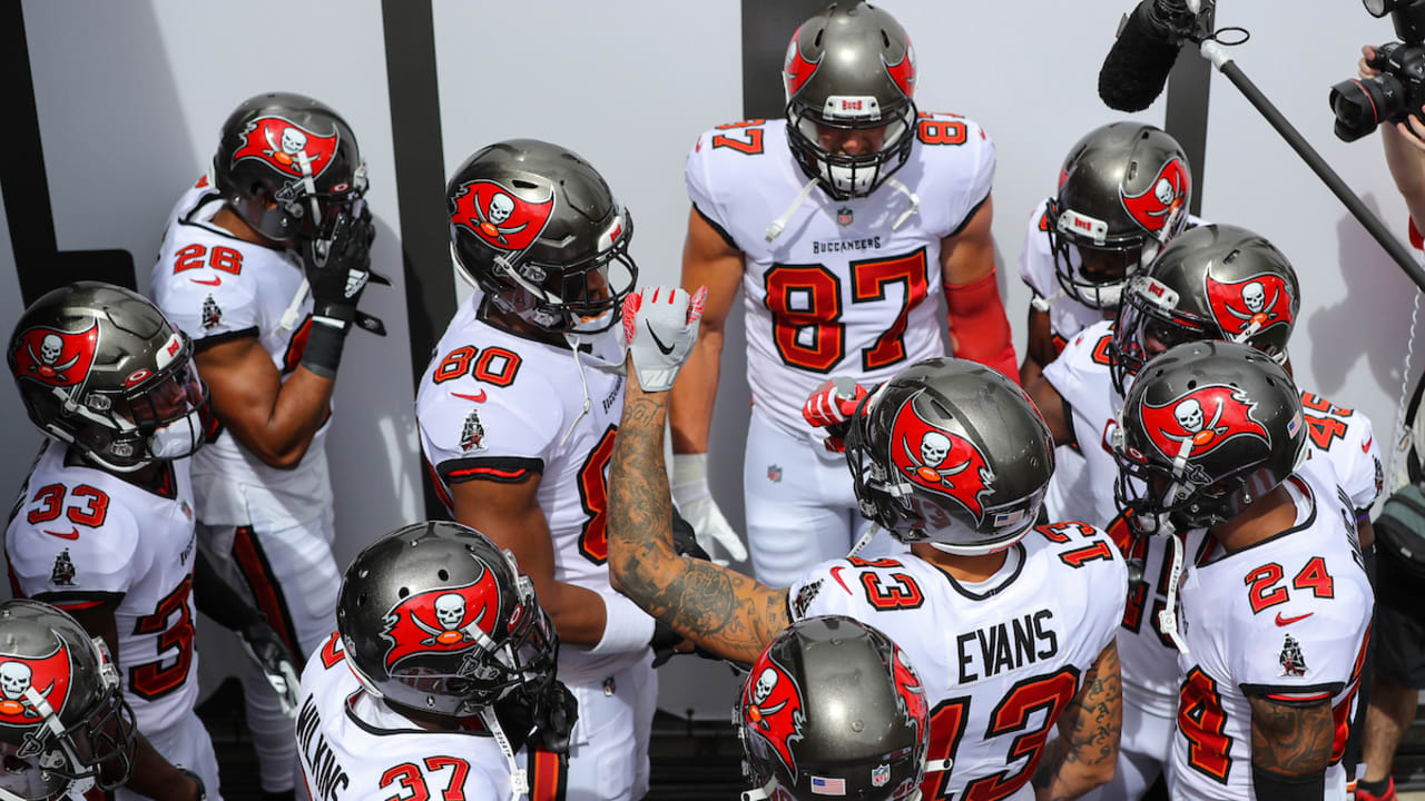 PHOTOS: Bucs Arriving for Game Against the Panthers