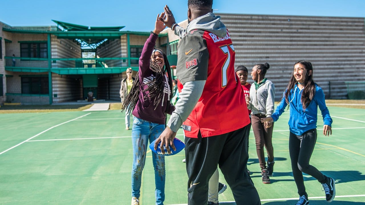 Bucs Visit Pizzo Elementary for PE Class