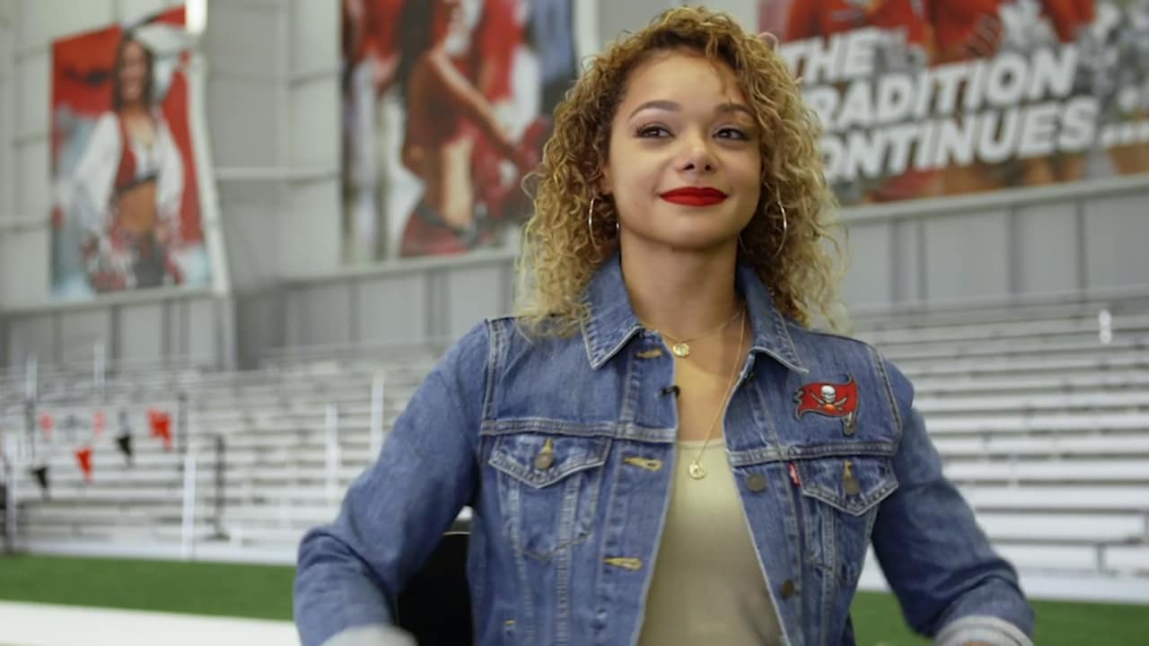 Bucs Cheerleader Spotlight: Corinne
