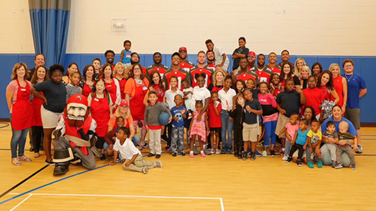 Bucs Rookie Club Teams Up with Metropolitan Ministries
