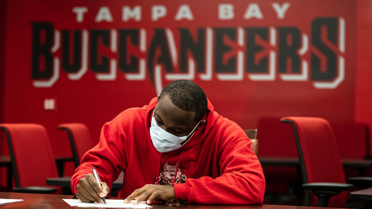 Tampa Bay Buccaneers add veteran running back LeSean McCoy